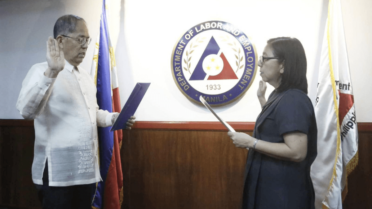 Arcos takes oath as a Member of the Social Security Commission