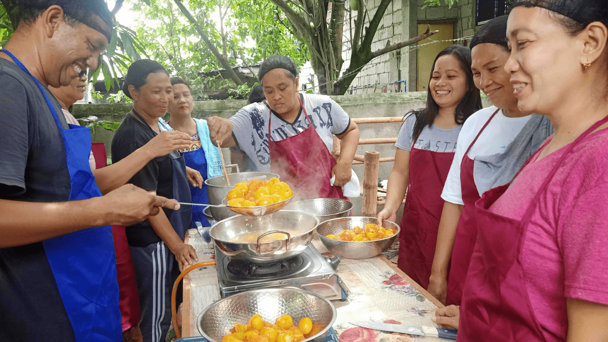 Tarlac farmers learn tomato processing skills from DTI